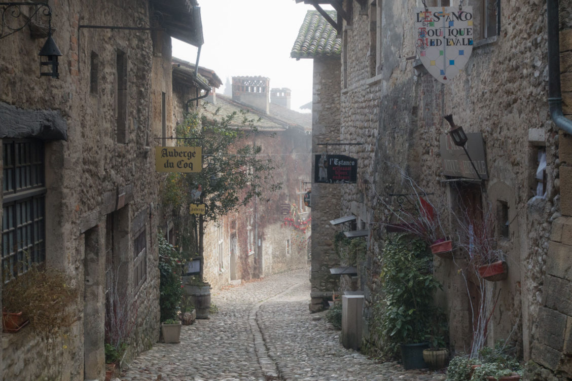 リヨンから2€のバスでぺルージュ (Pérouges) へ行ってみた - スイス＆フランスであそぼう