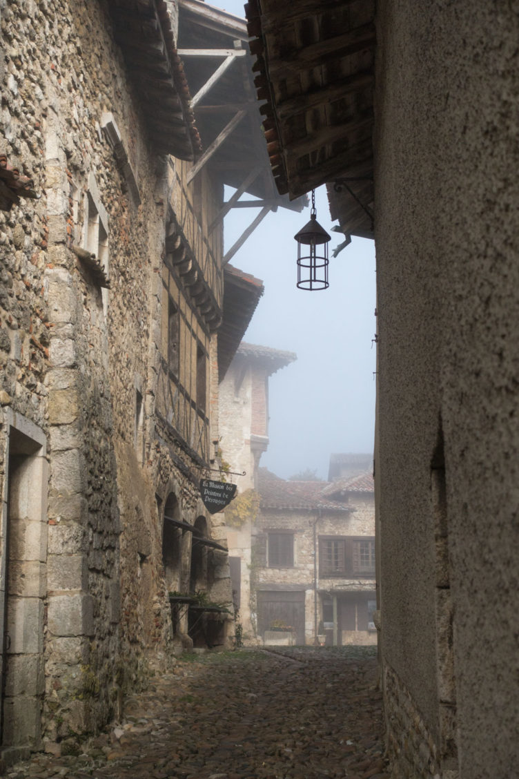 リヨンから2€のバスでぺルージュ (Pérouges) へ行ってみた - スイス＆フランスであそぼう