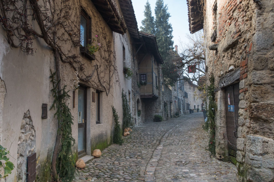 リヨンから2€のバスでぺルージュ (Pérouges) へ行ってみた - スイス＆フランスであそぼう
