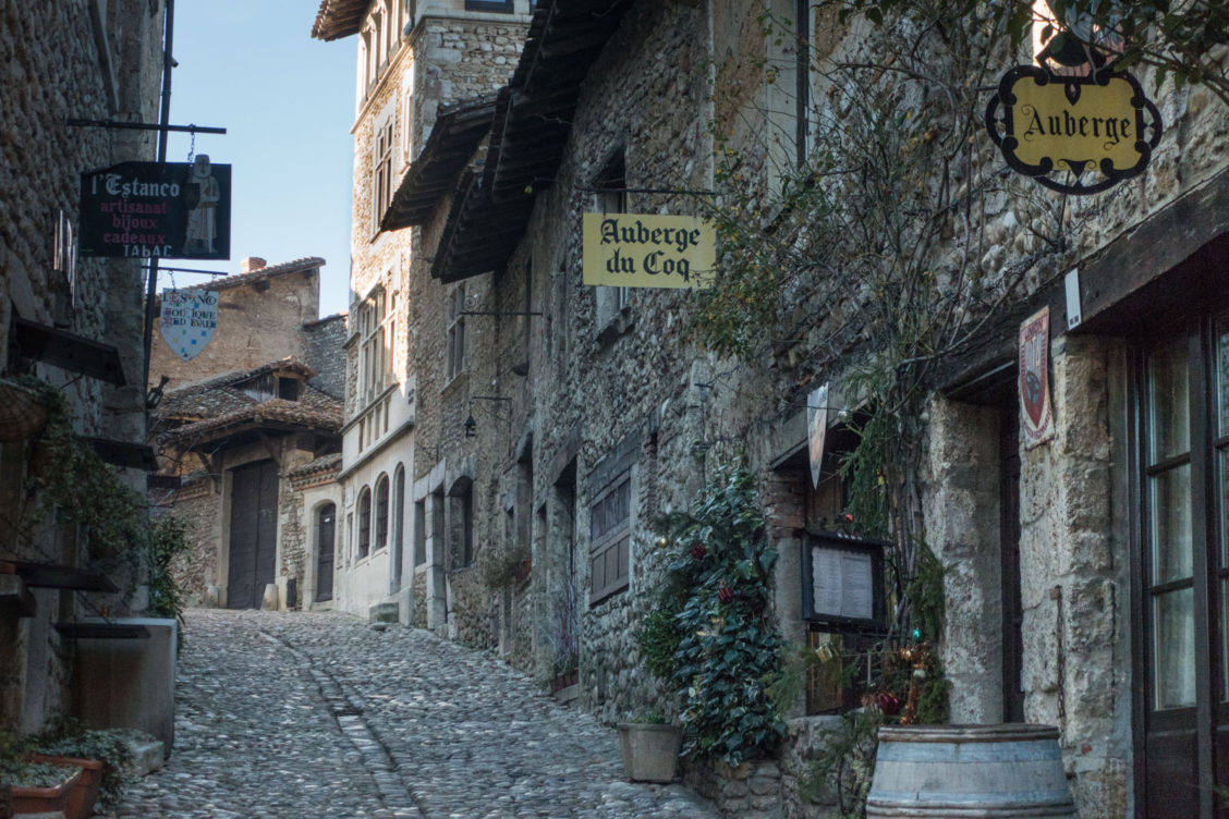 リヨンから2€のバスでぺルージュ (Pérouges) へ行ってみた - スイス＆フランスであそぼう