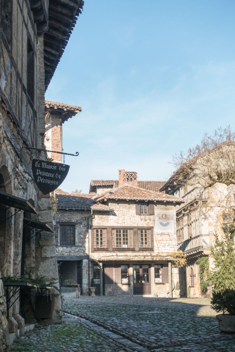 リヨンから2€のバスでぺルージュ (Pérouges) へ行ってみた - スイス＆フランスであそぼう